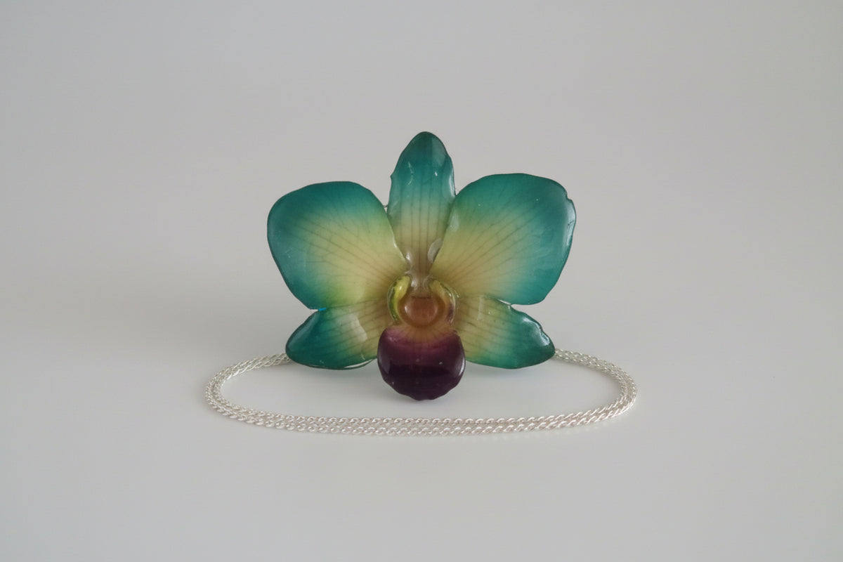 Collana con Orchidea Verde e Gialla con Bocca Viola in Resina e Salisc ...