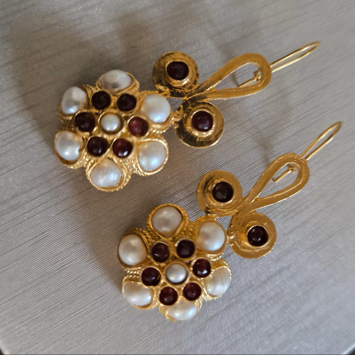 Orecchini Stile Bizantino in Oro su Bronzo con Perle e Granati Rossi N ...